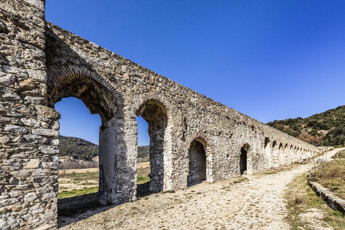 Pont-aqueduc romain d'Ansignan, site emblématique de l’Occitanie pour ...