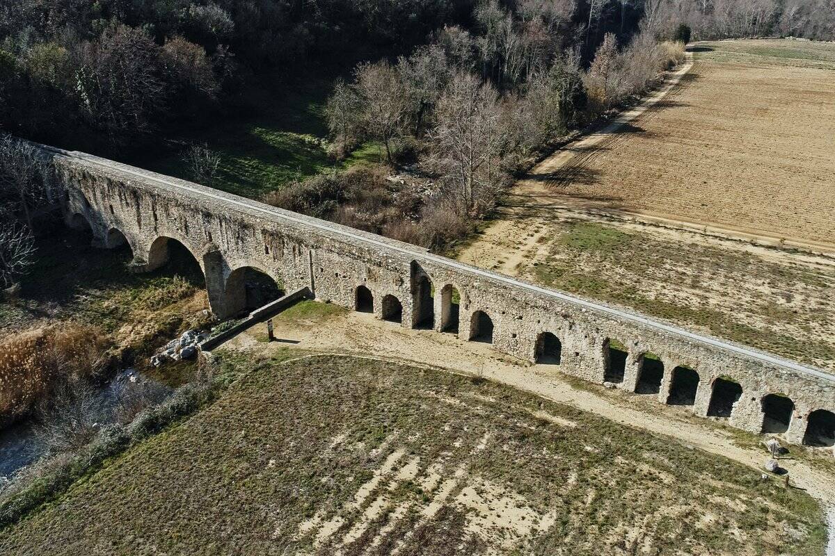 Pont-aqueduc romain d'Ansignan, site emblématique de l’Occitanie pour ...