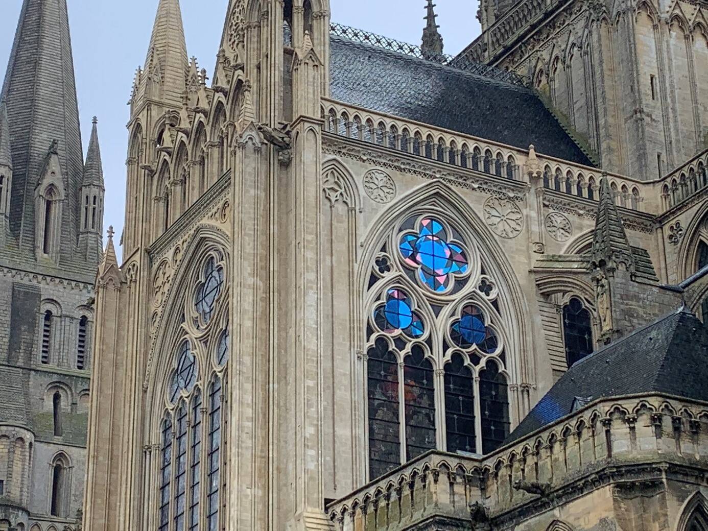 Grâce à ses vitraux contemporains, la cathédrale de Bayeux entre dans ...