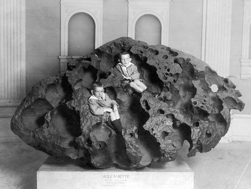1% artistique : « It came from outer space », la sculpture-météorite ...