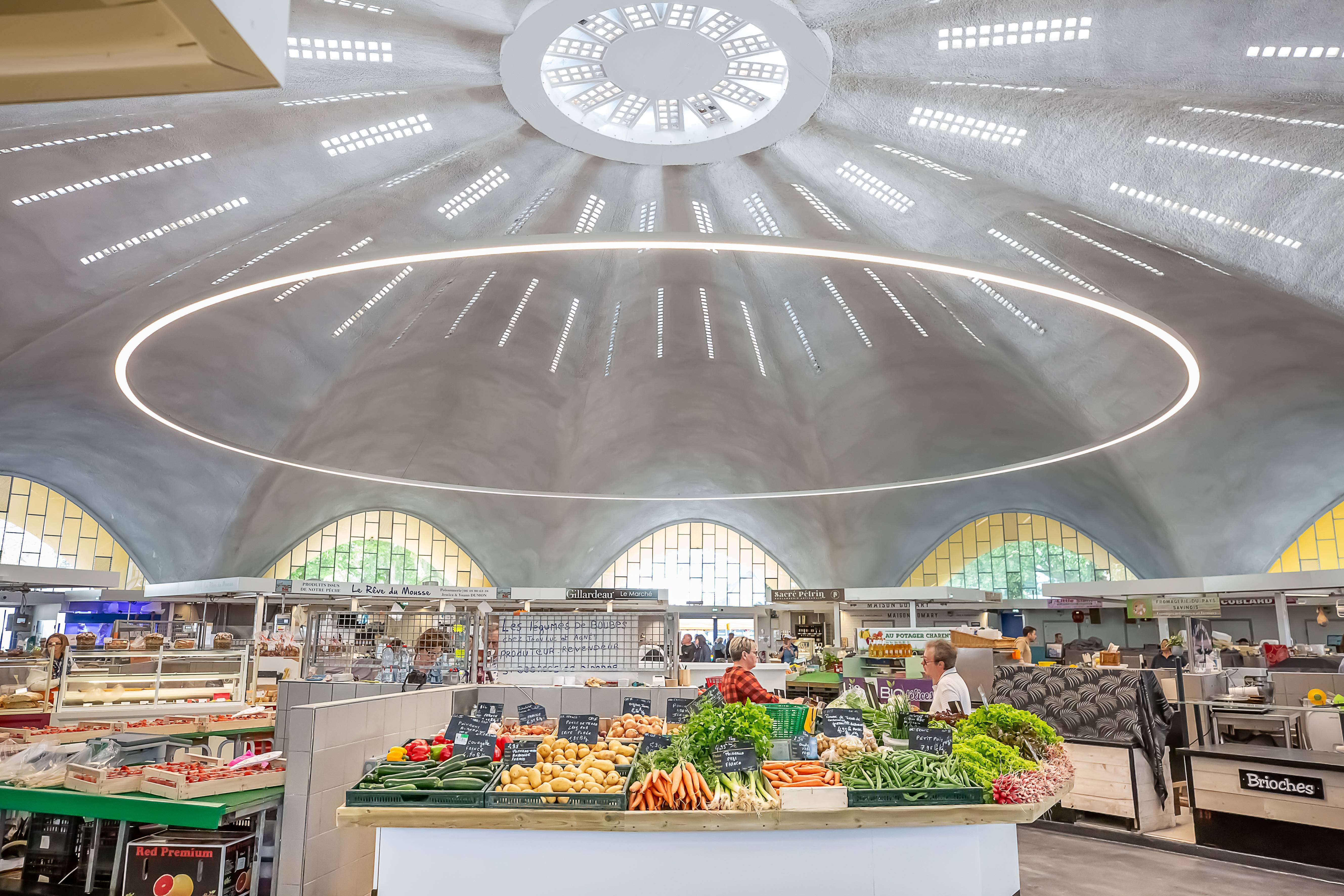 Le marché couvert de Royan (Charente-Maritime) retrouve ses couleurs ...