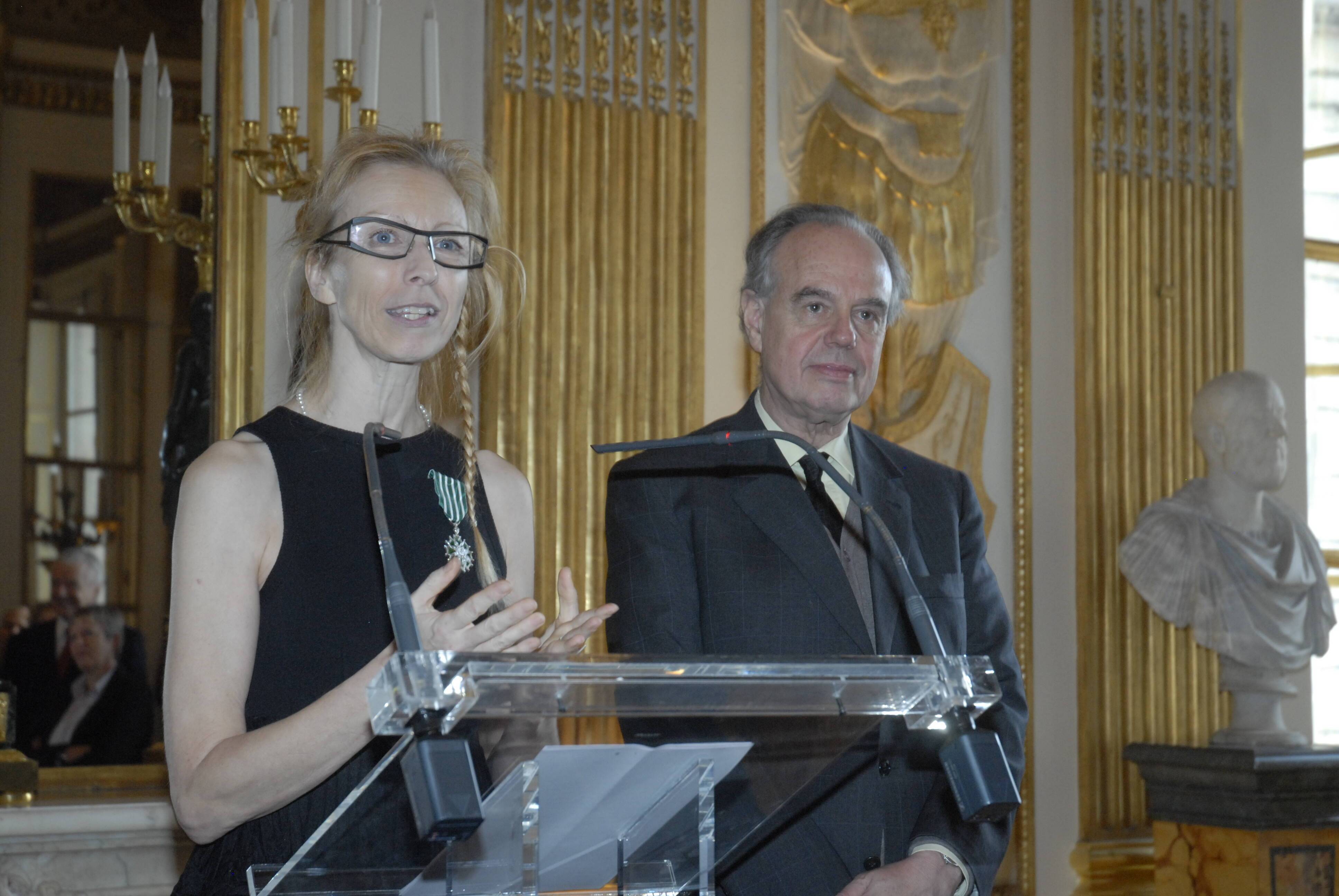Cérémonie de remise de décorations à Josephine Ann Endicott, Mourad ...