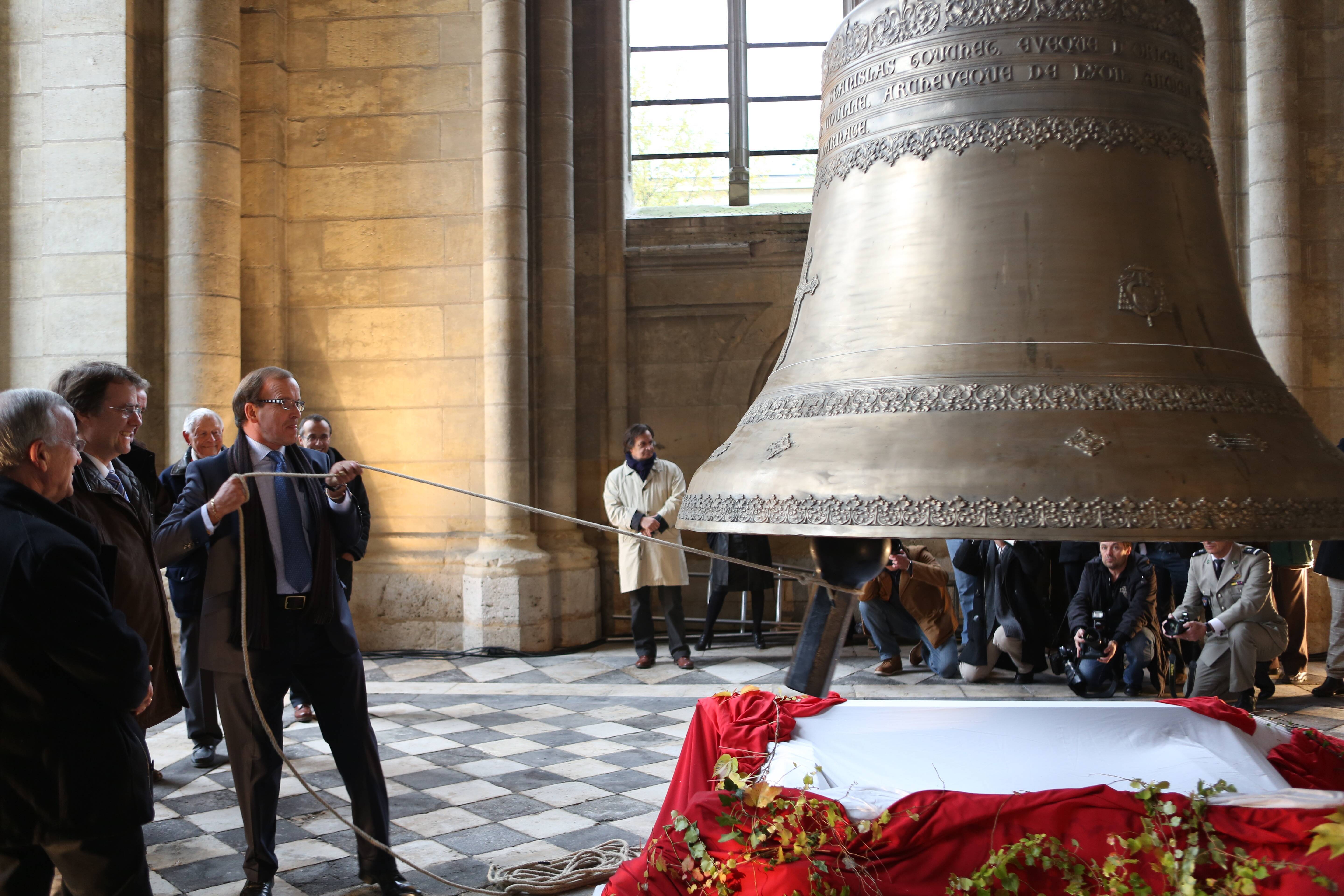 Orléans (45) - Remontée du bourdon à la cathédrale Sainte Croix ...